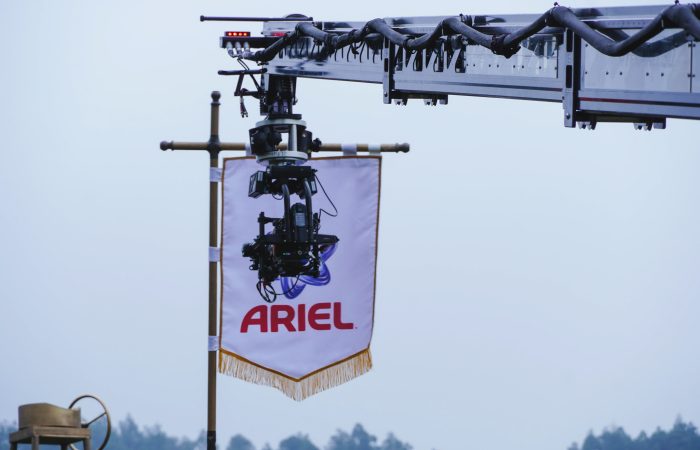 ARIEL – PEOPLE ON SET